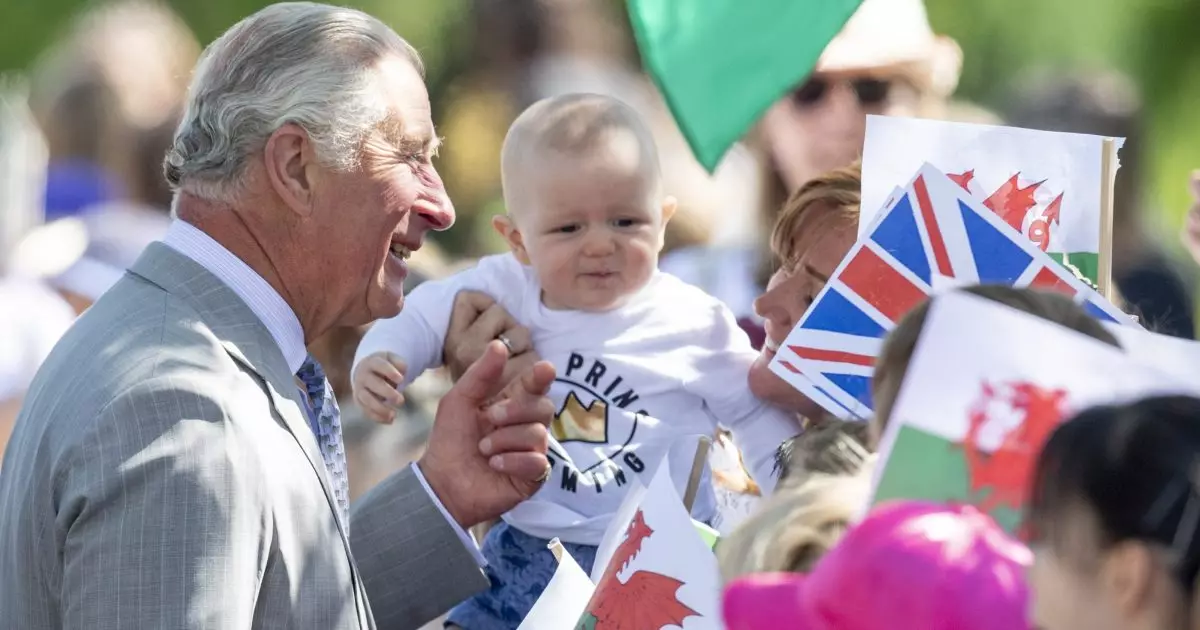 O príncipe Carlos non conseguiu que un bebé sorría, pero Camilla fíxoo!