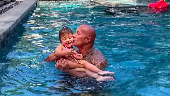 Dwayne „The Rock“ Johnson teilt Pool-Pic mit Tochter Jasmine