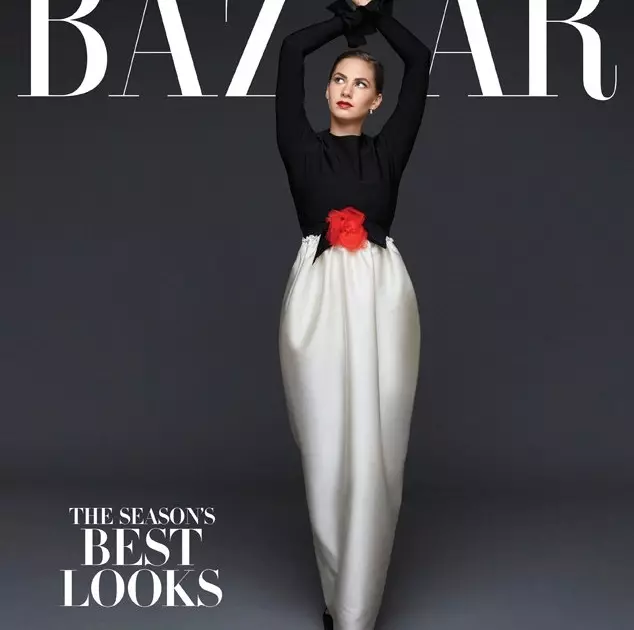 ¡La nieta de 20 años de Audrey Hepburn aparece en la portada de Harper's Bazaar! - Más cerca semanal