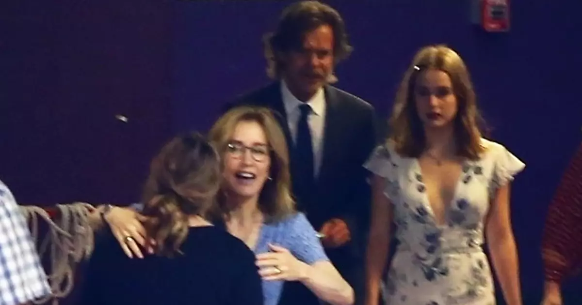 Felicity Huffman participa da formatura da filha no ensino médio: fotos