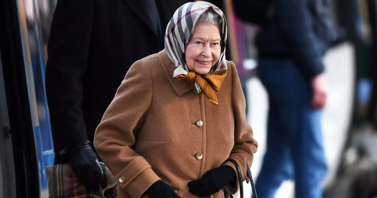 Dronning Elizabeth tager offentligt tog fra London til Sandringham for at begynde juleferien