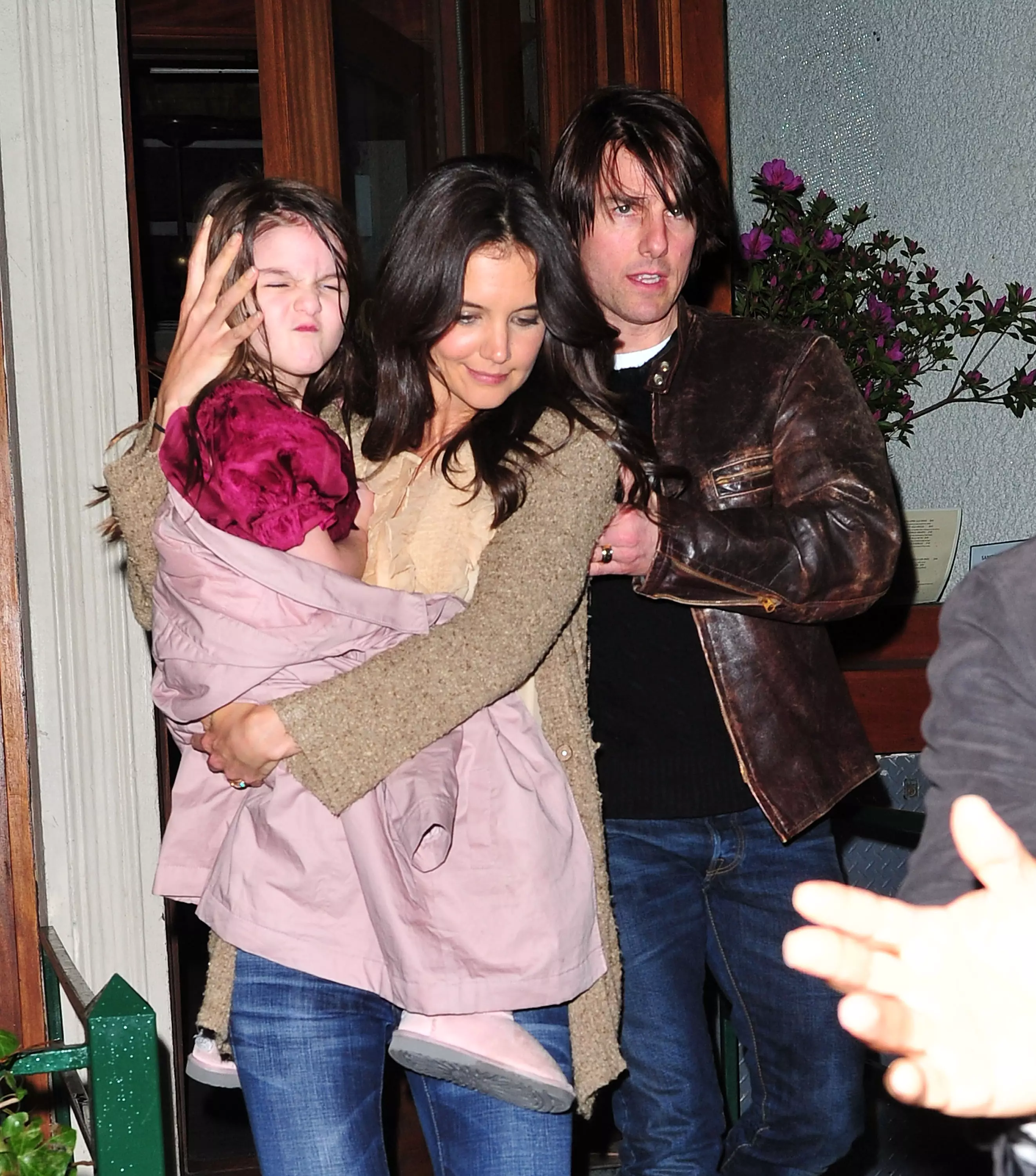 tom-cruise-katie-holmes-suri-cruise-Abrëll-2011