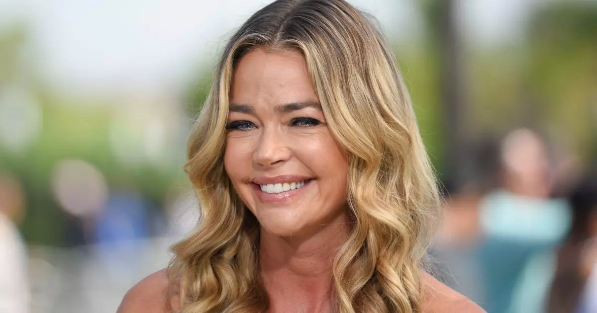 U-Denise Richards Ufaka Amakhamera Ukugcina Indodakazi Ingeqa