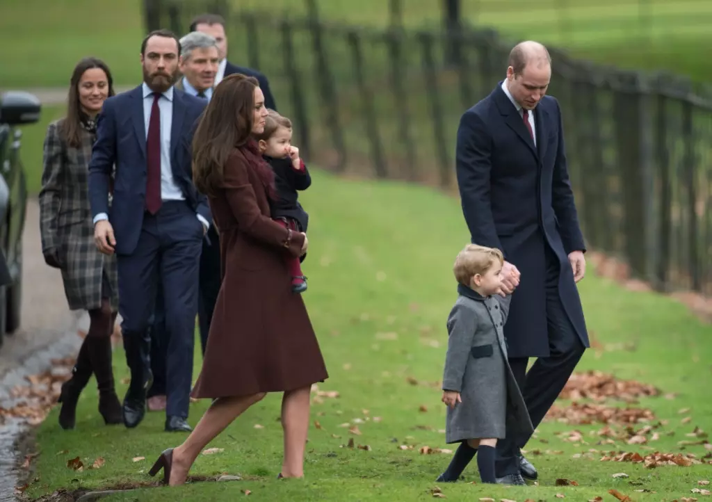 Middleton-familien går i kirke juledag