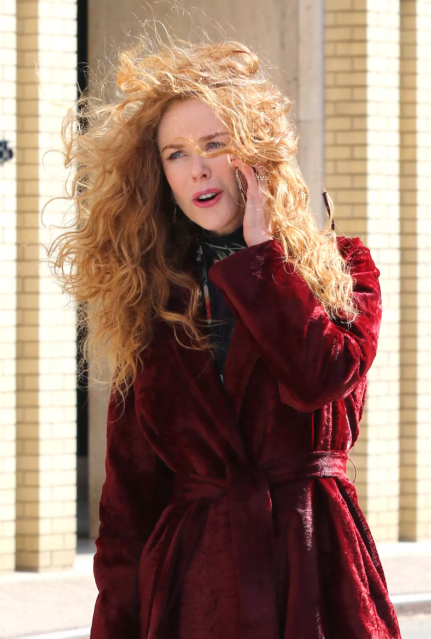 Nicole Kidman berambut merah keriting dan terlihat di telepon saat syuting serial drama HBO THE UNDOING di New York City.