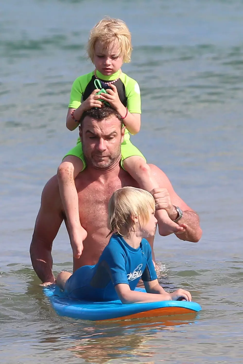 liev-schreiber-beach-surfen