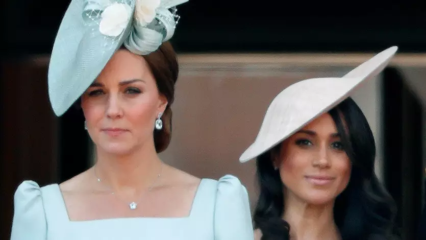 Mira Kate Middleton i Meghan Markle Curtsy a la reina Isabel al mateix temps