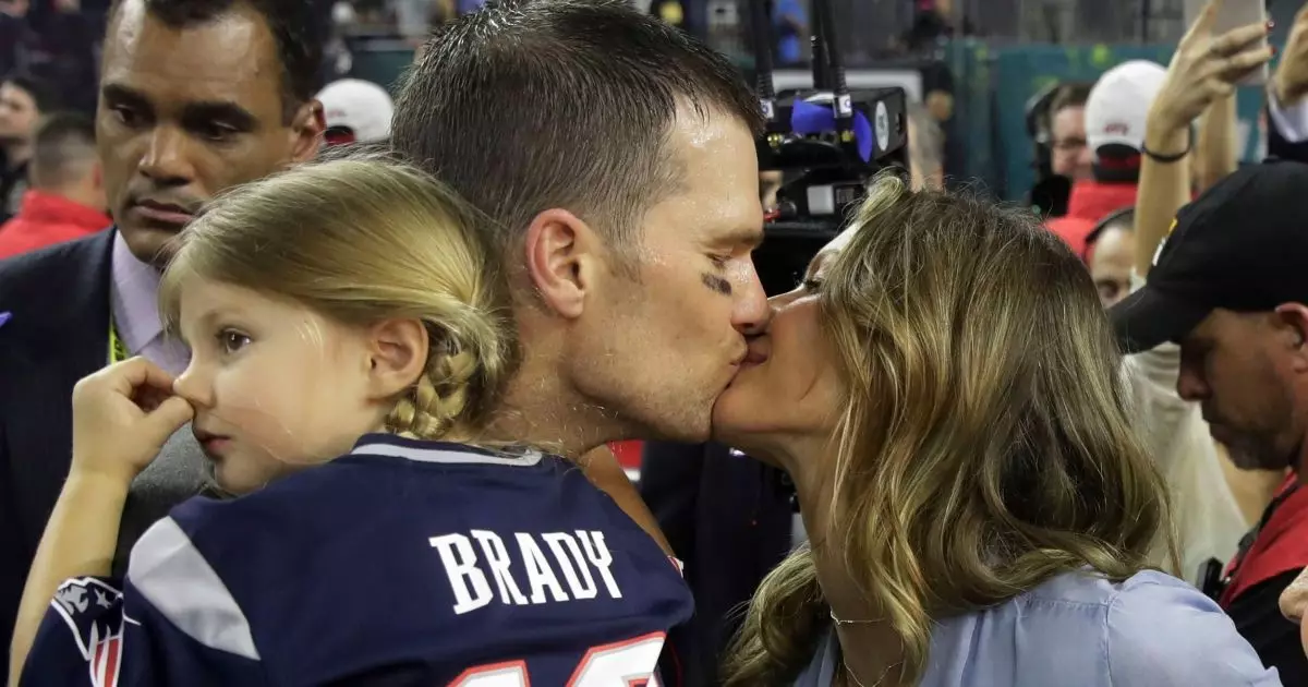 Gisele Bundchen, Umukobwa Wishimye kuri Tom Brady kumukino wumupira wamaguru