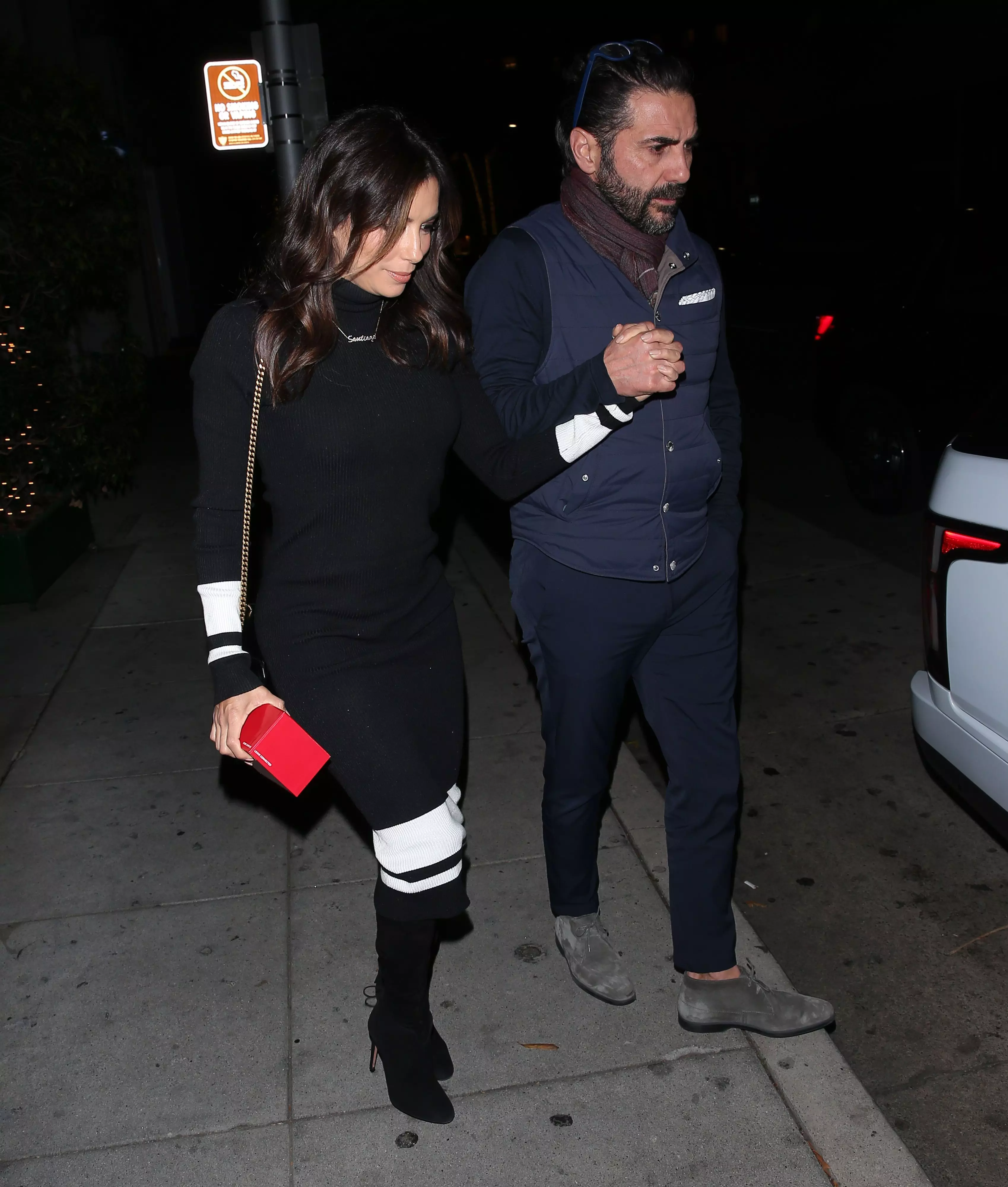 Baineann Eva Longoria agus a fear céile Jose Baston taitneamh as dinnéar ag Bialann 'Mr Chow' i Beverly Hills, CA