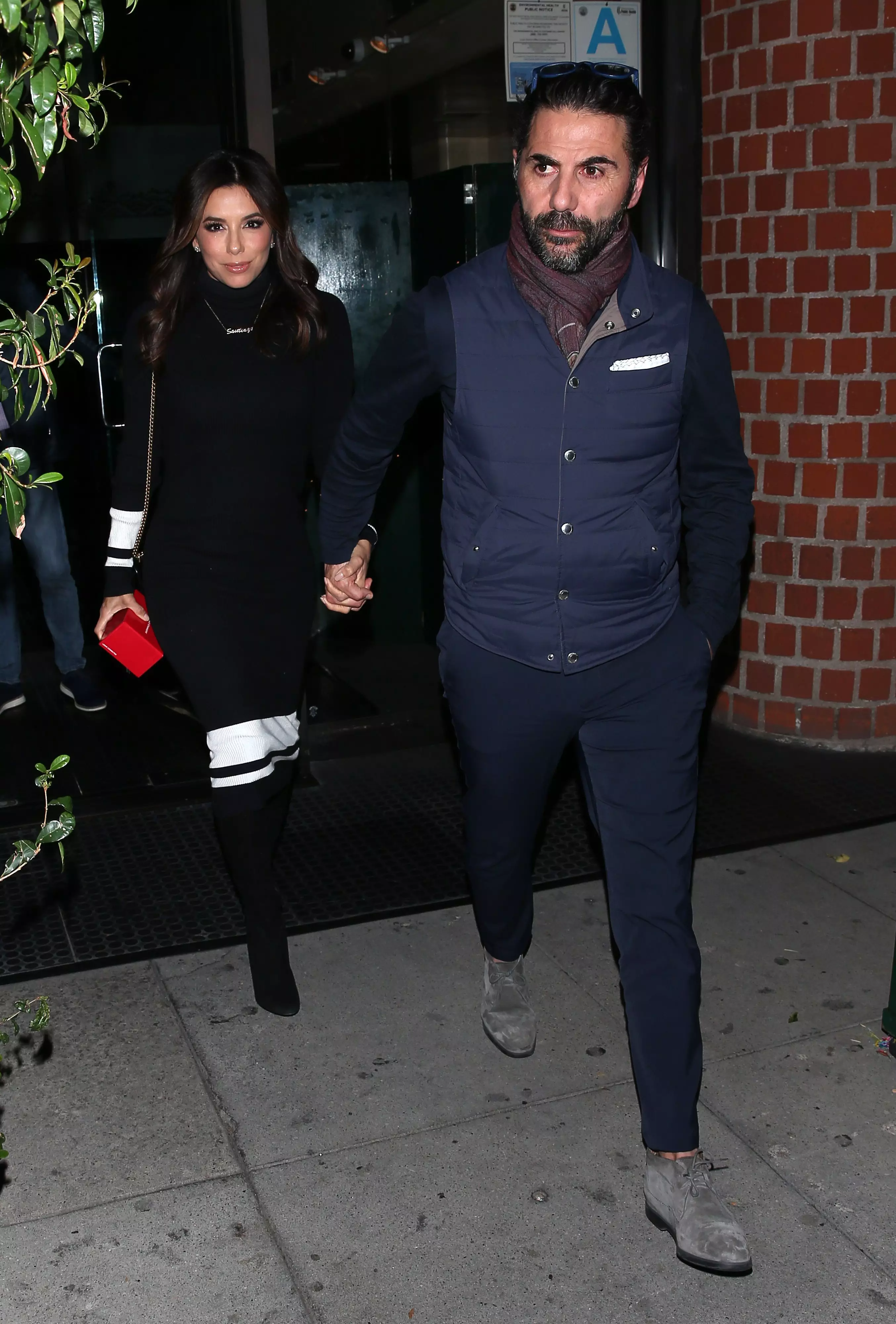 U-Eva Longoria nomyeni wakhe u-Jose Baston bajabulela isidlo sakusihlwa endaweni yokudlela i-'Mr Chow' e-Beverly Hills, CA