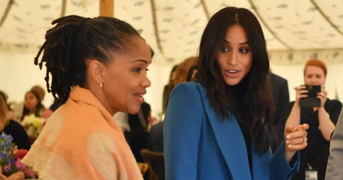 Doria Ragland hỗ trợ Meghan Markle và Hoàng tử Harry xuất cảnh