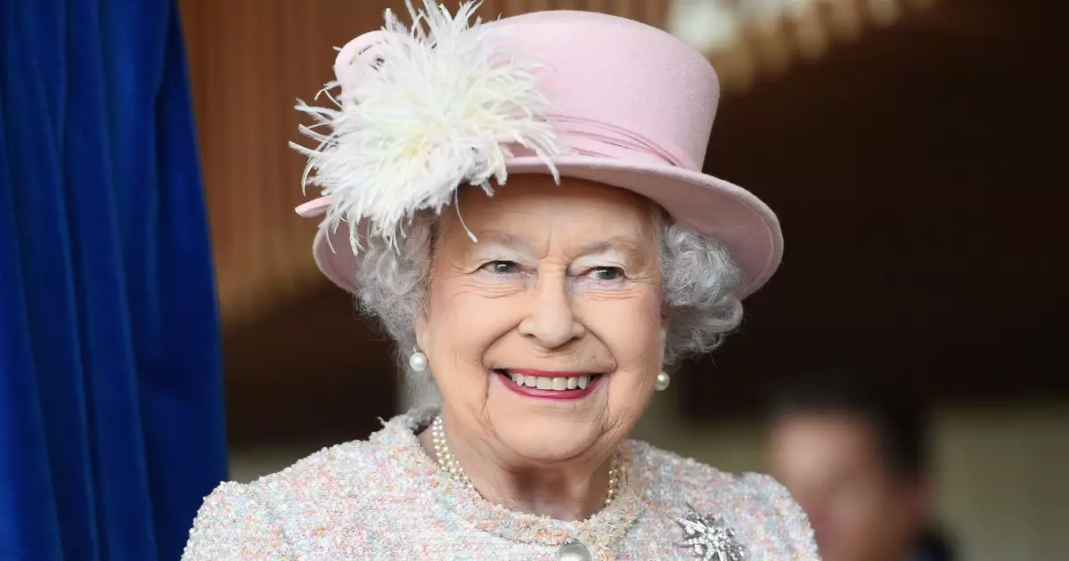 Queen Elizabeth ejirila otu akpa ahụ ihe fọrọ nke nta ka ọ bụrụ afọ 50