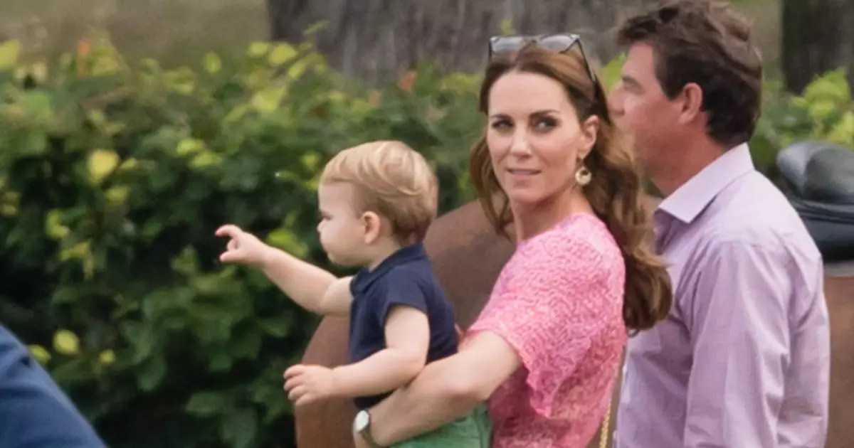 Kate Middleton Polo Match: Duchess na-ewetara Prince Louis na emume