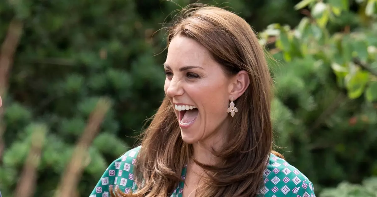 Kate Middleton nanatrika ny Hampton Court Palace Flower Show: Sary