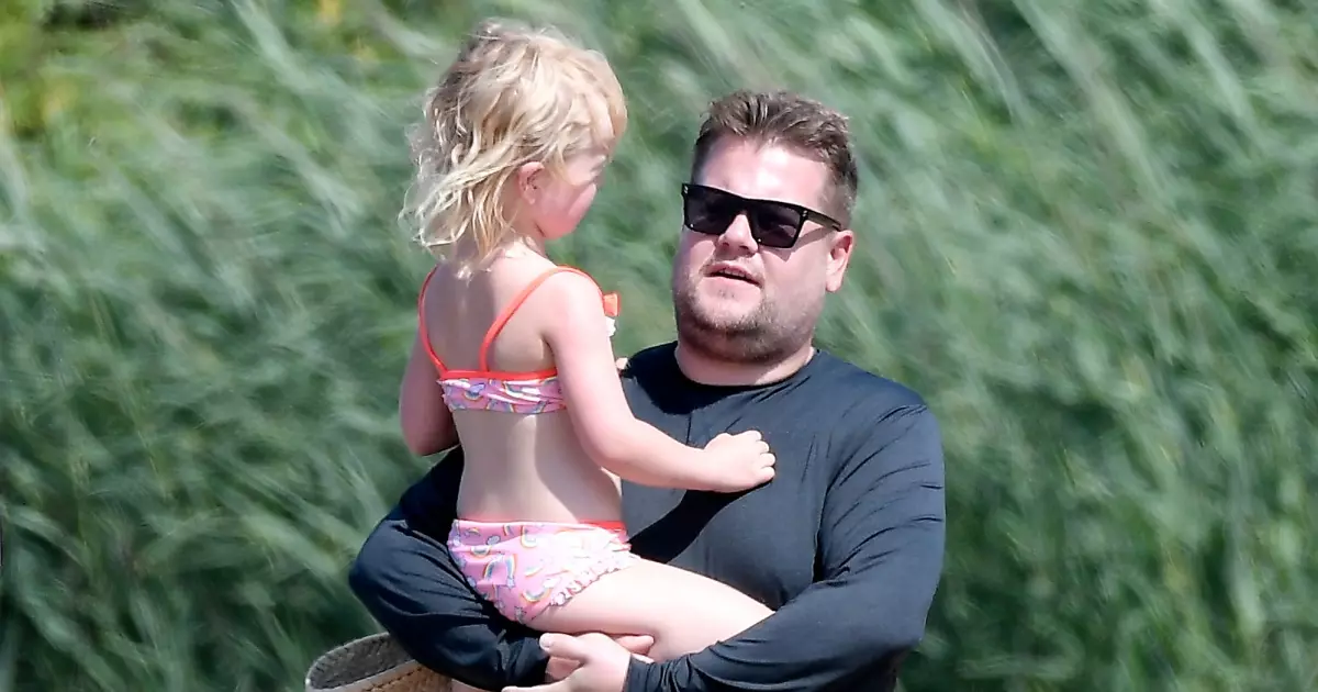 James Corden si gode le vacanze in Europa con moglie e figli: foto