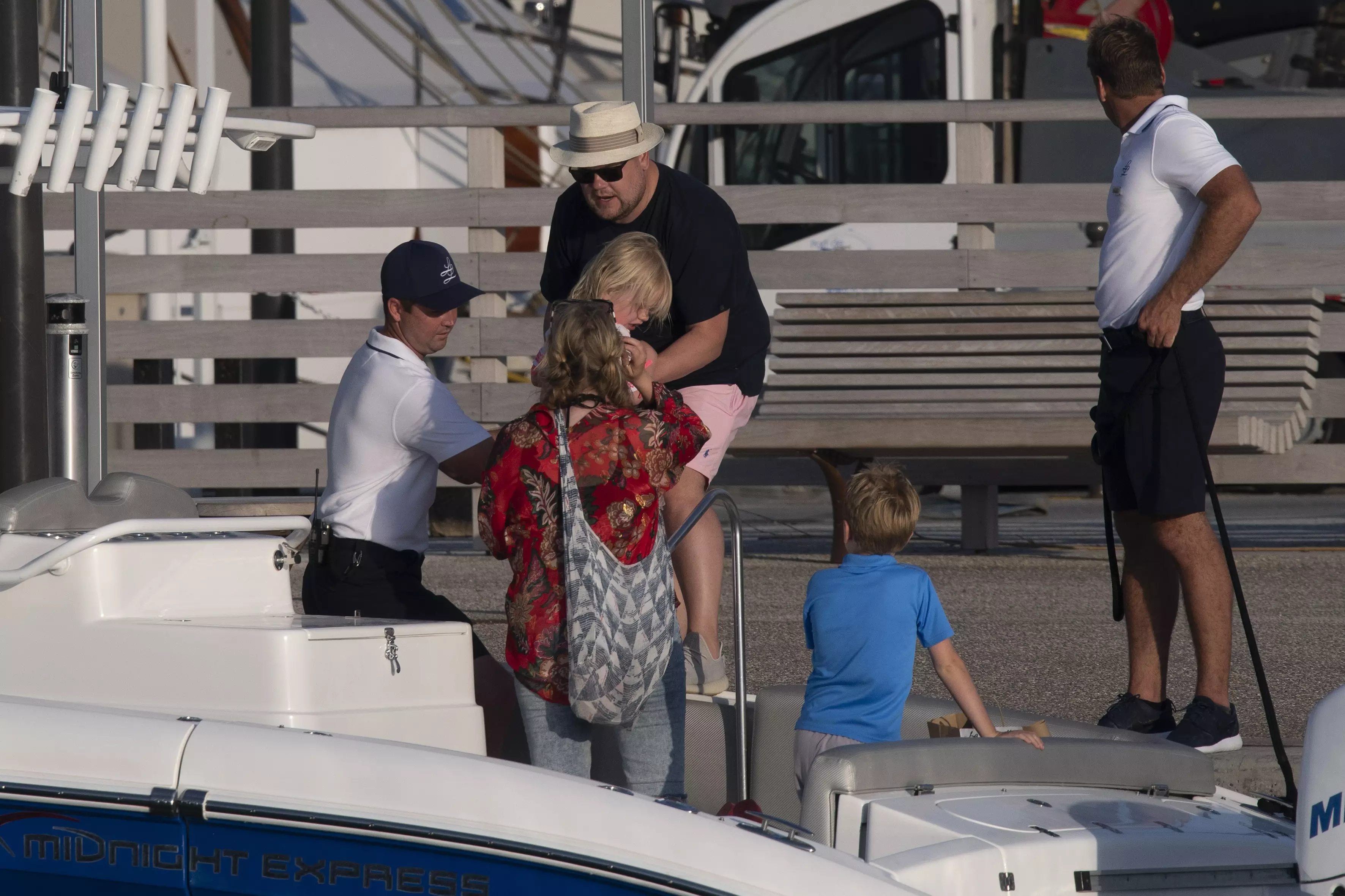 Si James Corden at ang kanyang asawang si Julia Carey ay namamasyal sa daungan noong bakasyon sa St Tropez