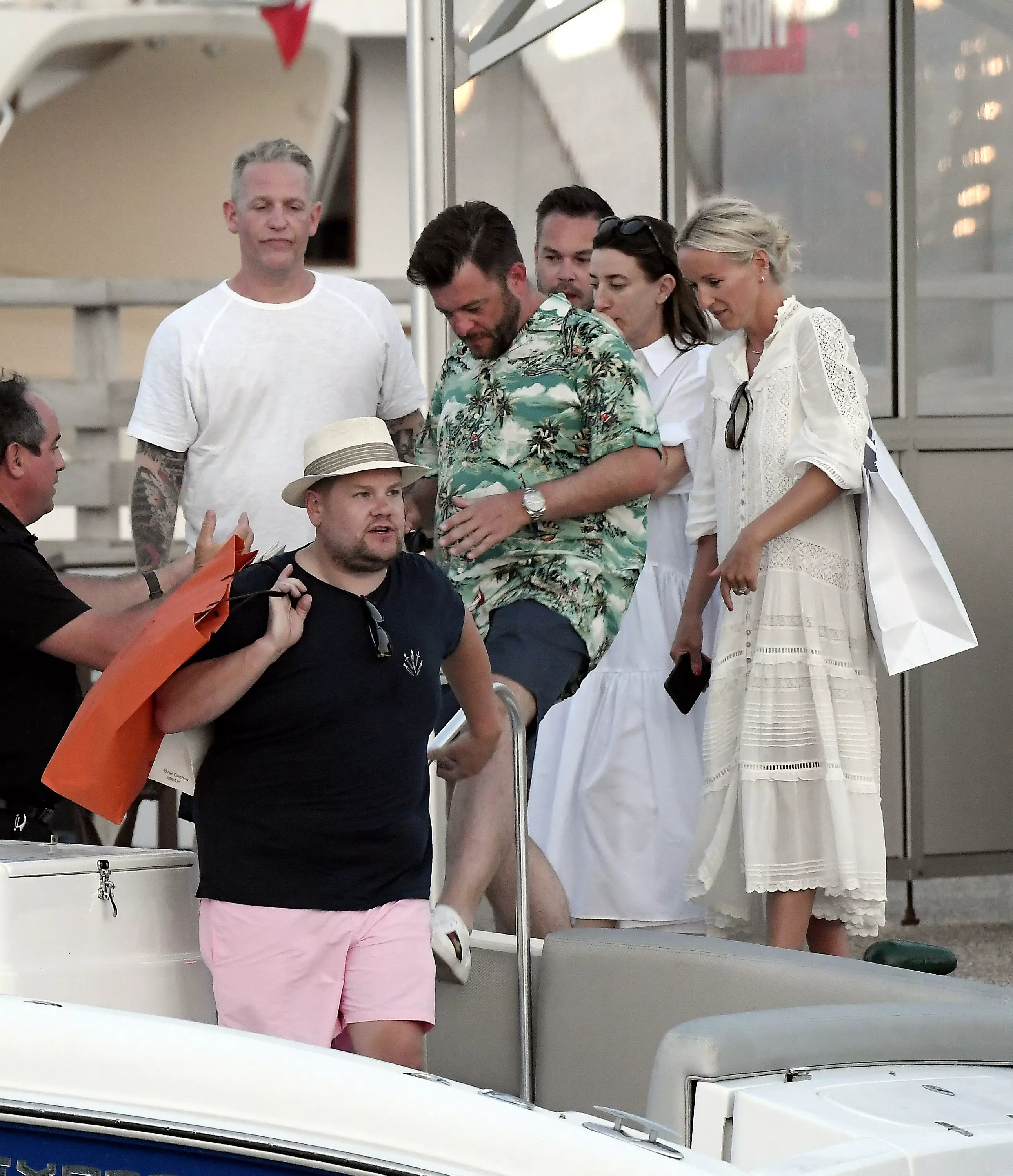 James Corden en syn frou Julia Carey kuierje yn 'e haven tidens fakânsje yn St Tropez