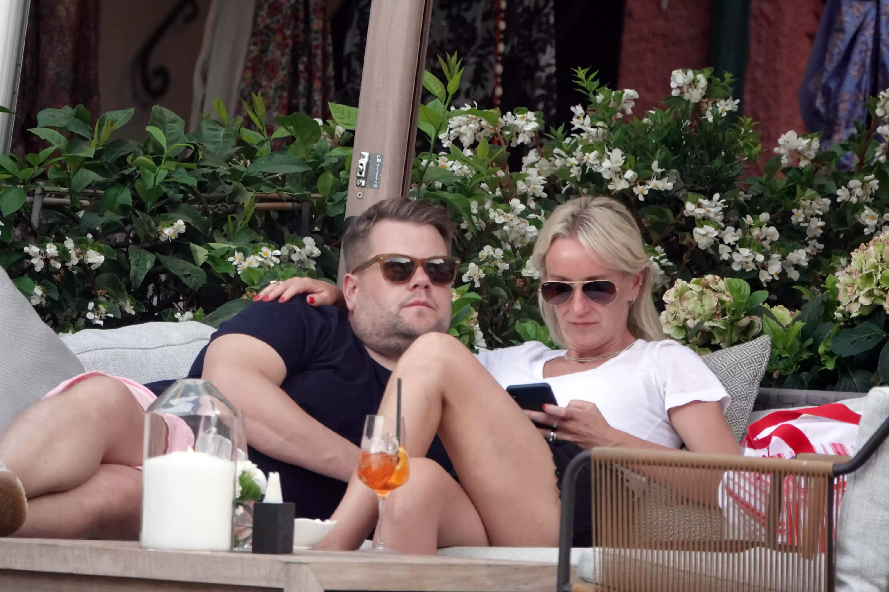 Si James Corden at ang kanyang asawang si Julia Carey ay namamasyal sa daungan noong bakasyon sa St Tropez