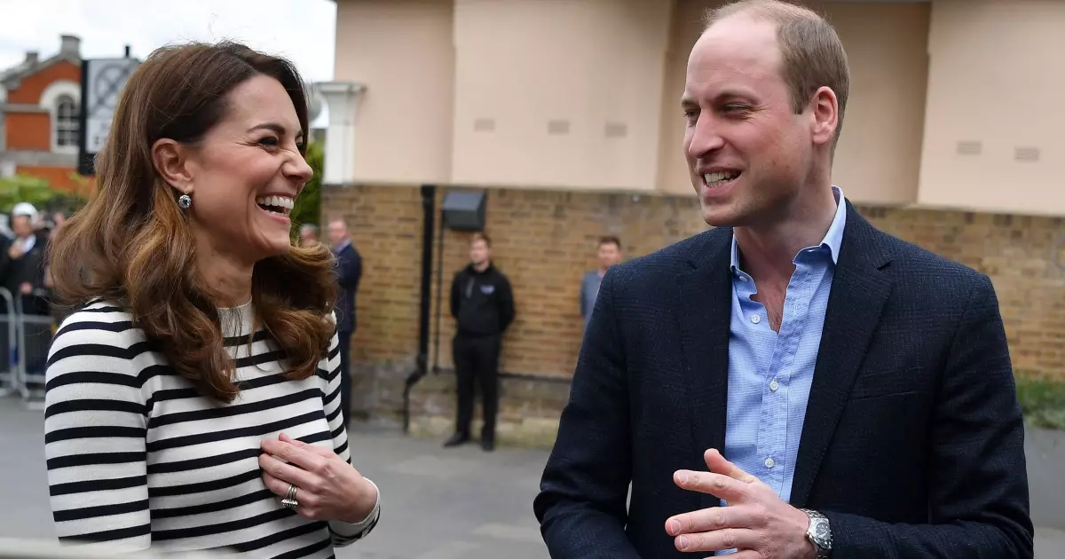 Kate Middleton en prins William Gush oer de nije keninklike poppe