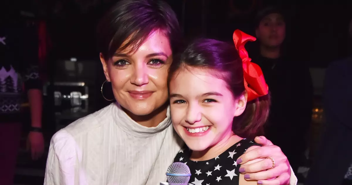 Katie Holmes และลูกสาว Suri Cruise ออกจากกรีซหลังจากงานการกุศล