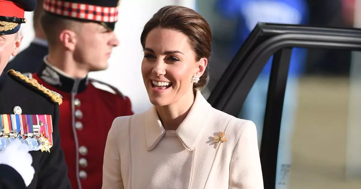 Kate Middleton ntawm Beating Retreat Ua ntej Trooping Xim Txheej xwm