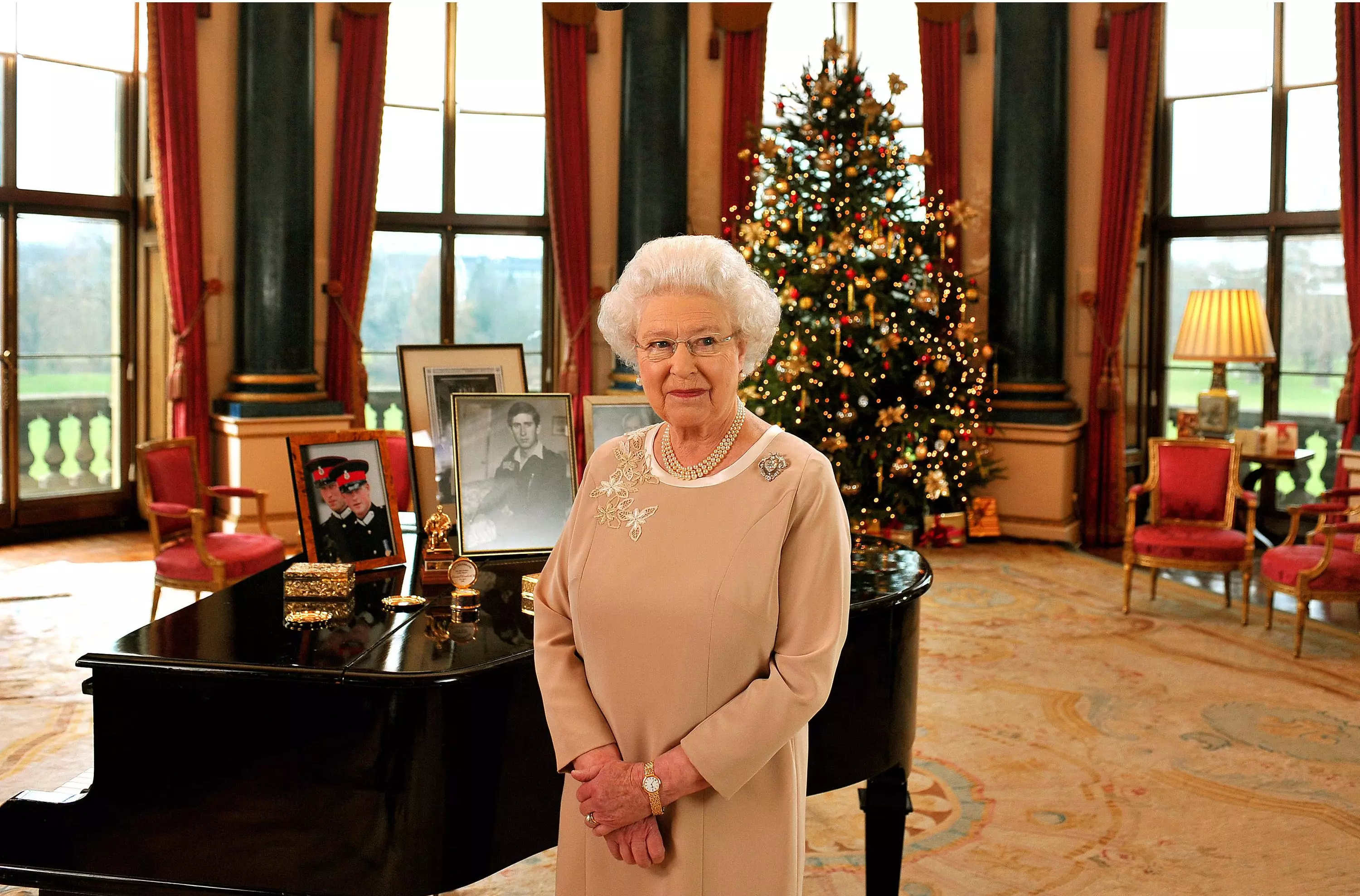 queen-elizabeth-christmas-speech-looks02