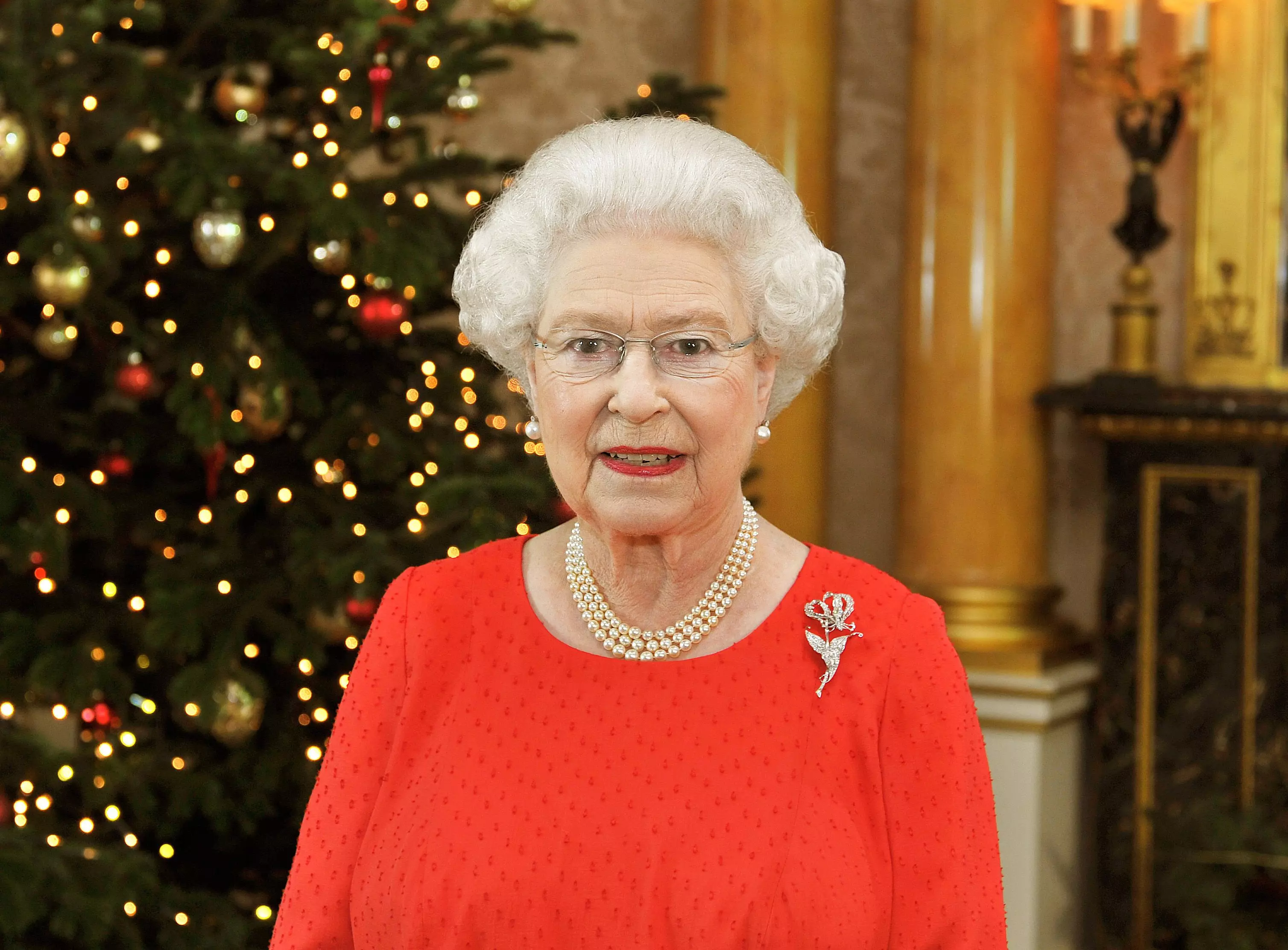 queen-elizabeth-christmas-speech-looks02