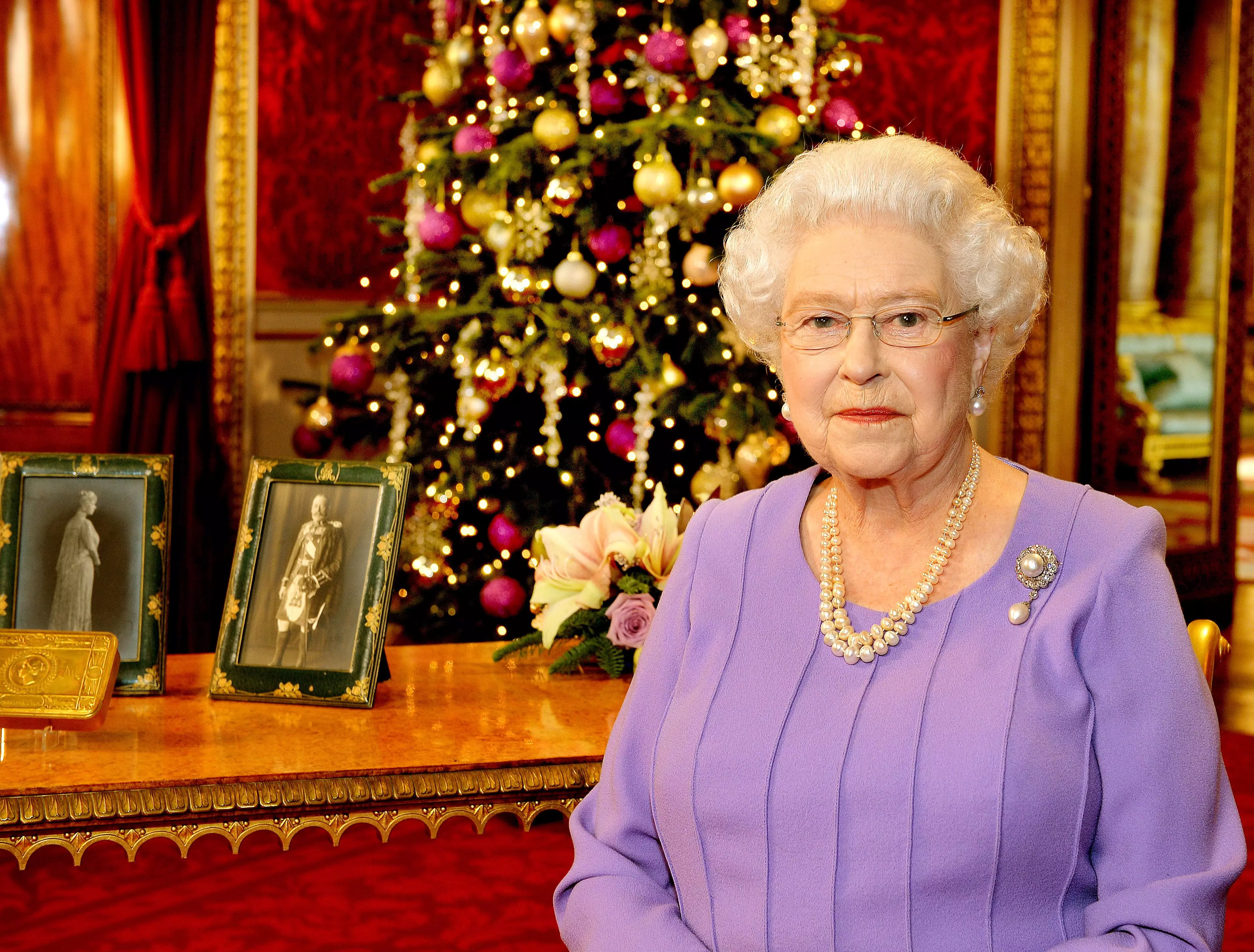 queen-elizabeth-christmas-speech-looks02