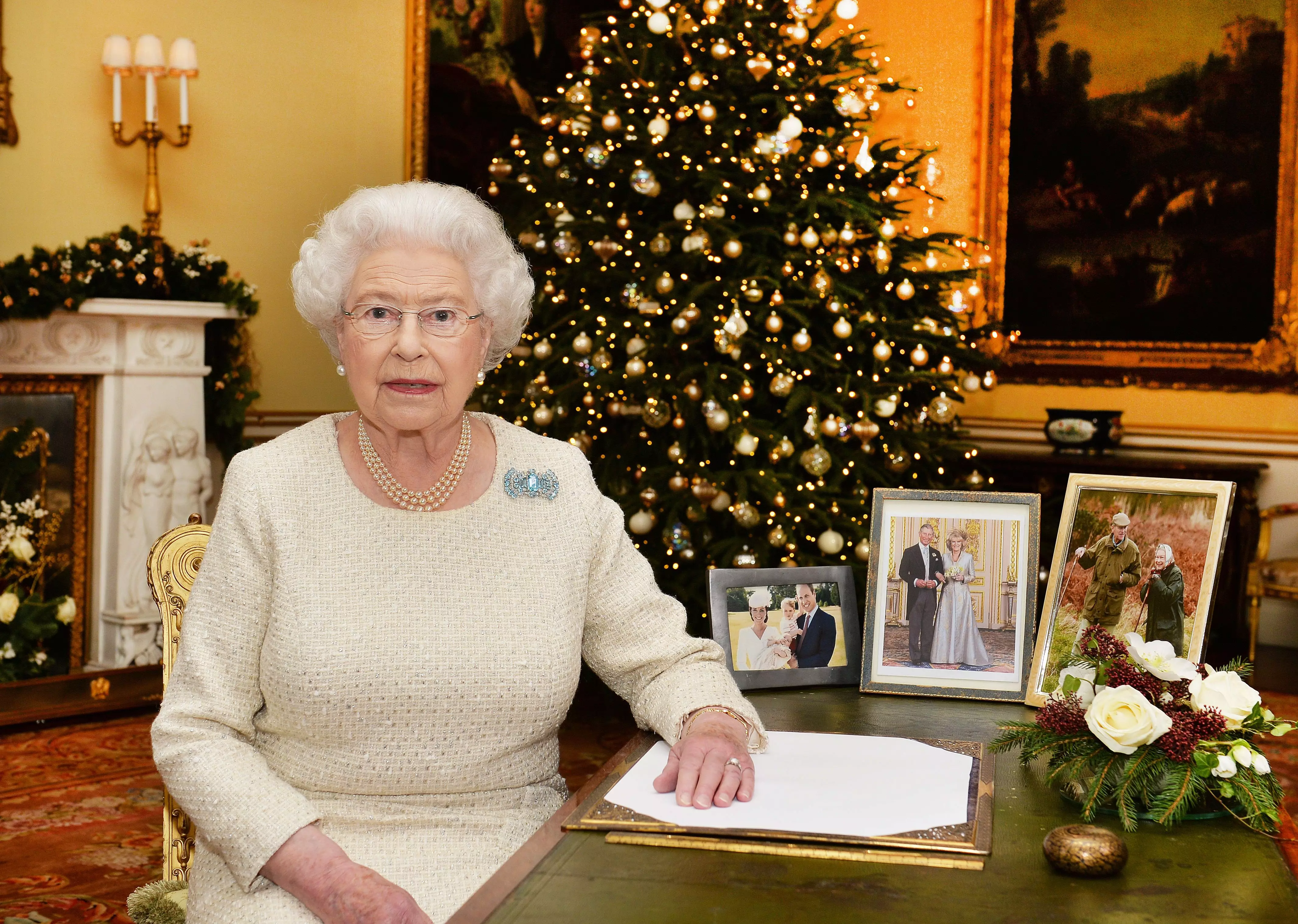 queen-elizabeth-christmas-speech-looks02