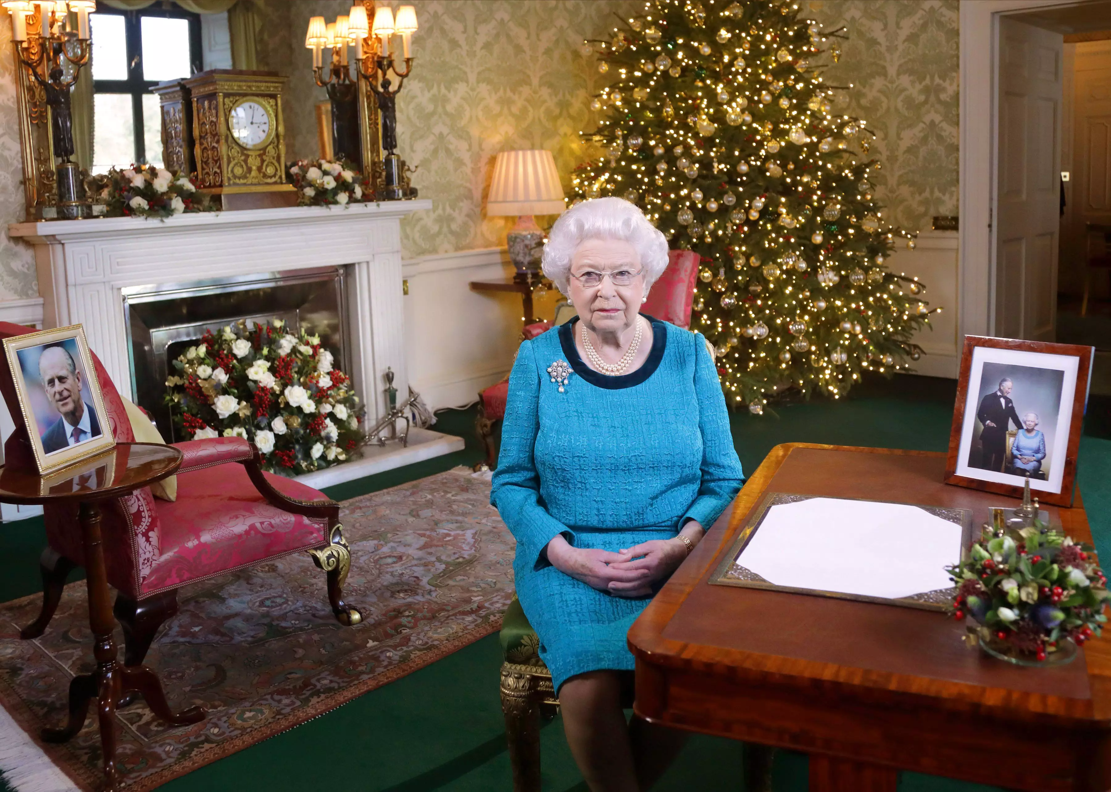 queen-elizabeth-christmas-speech-looks02