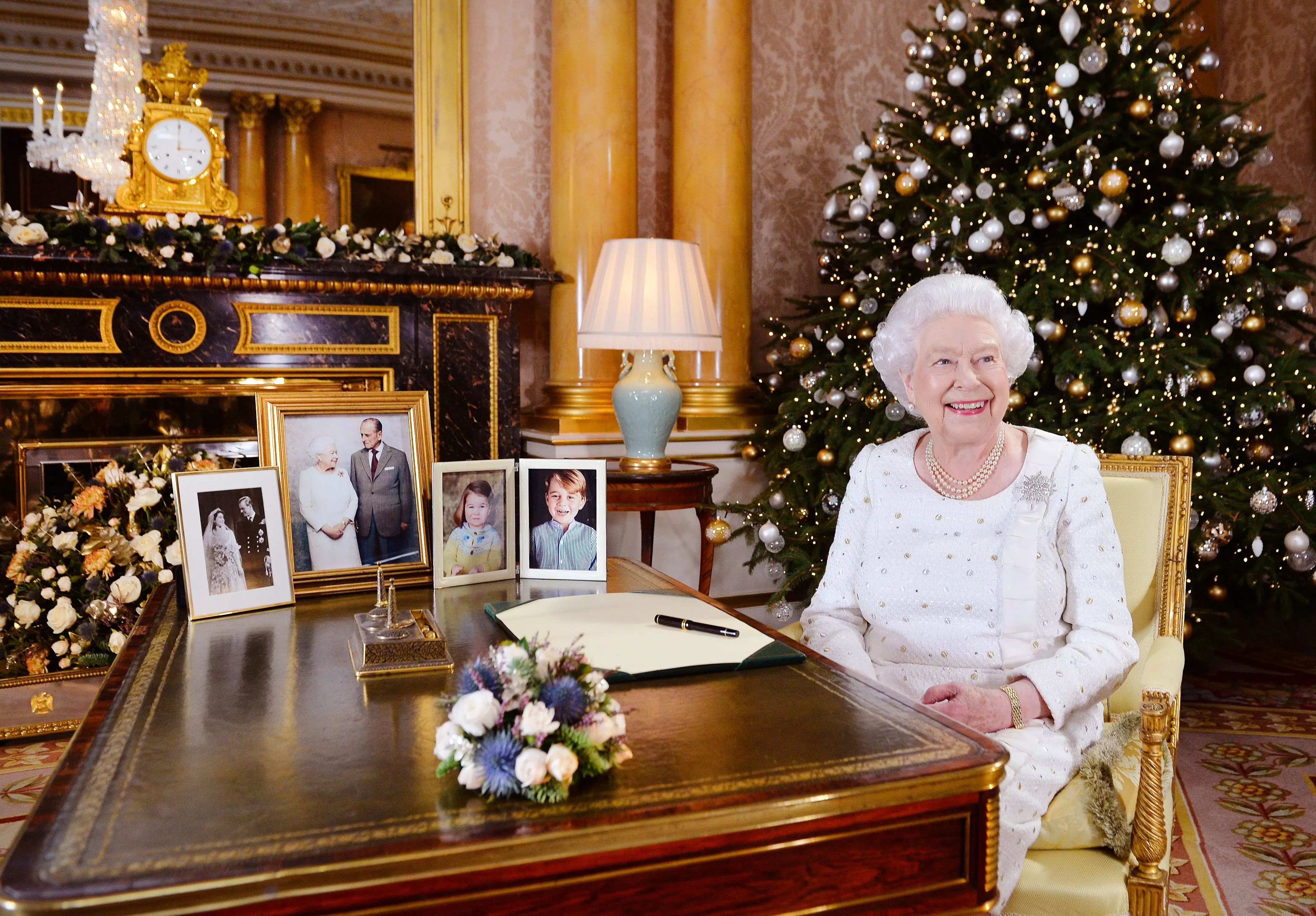 queen-elizabeth-christmas-speech-looks02