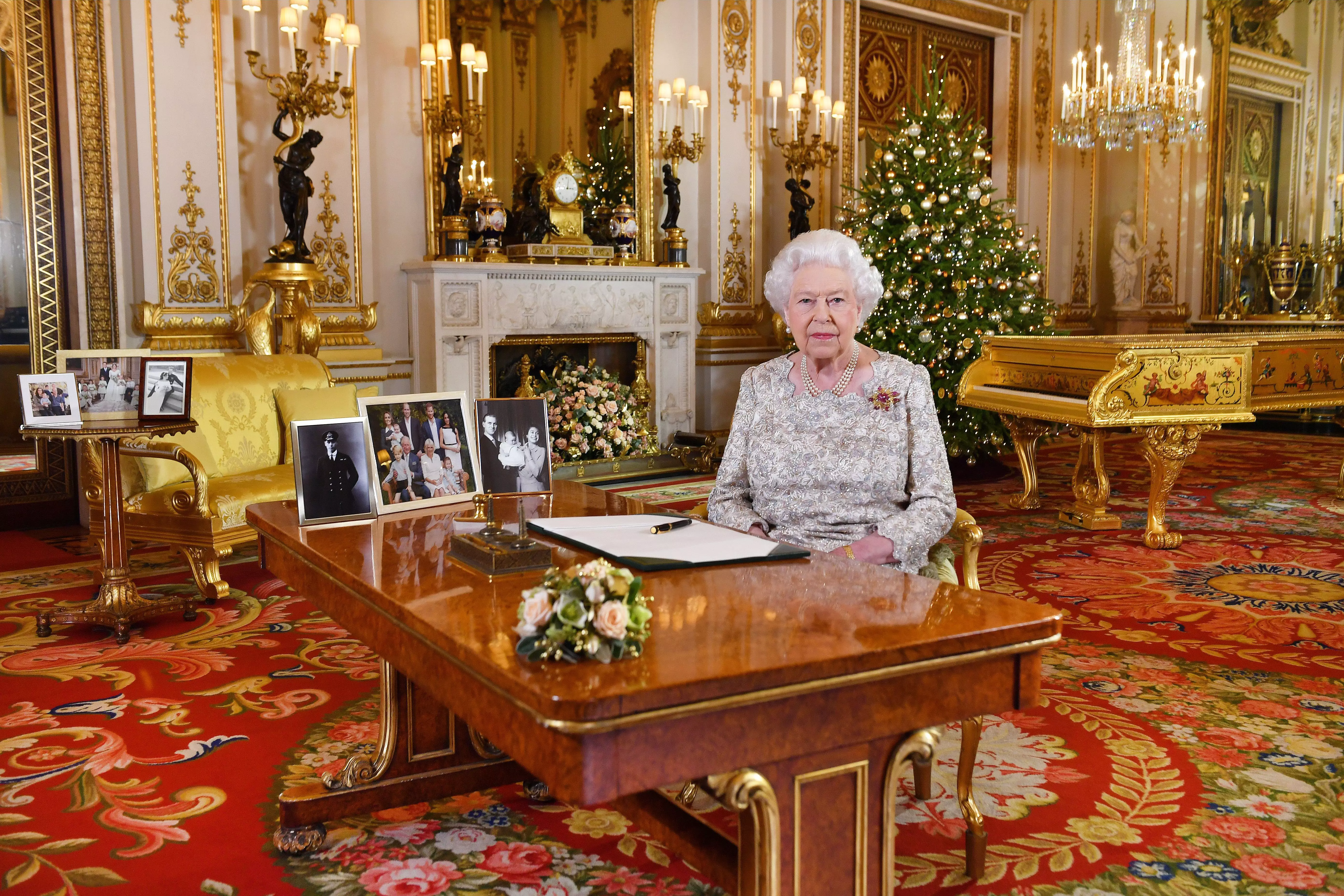 queen-elizabeth-christmas-speech-looks02