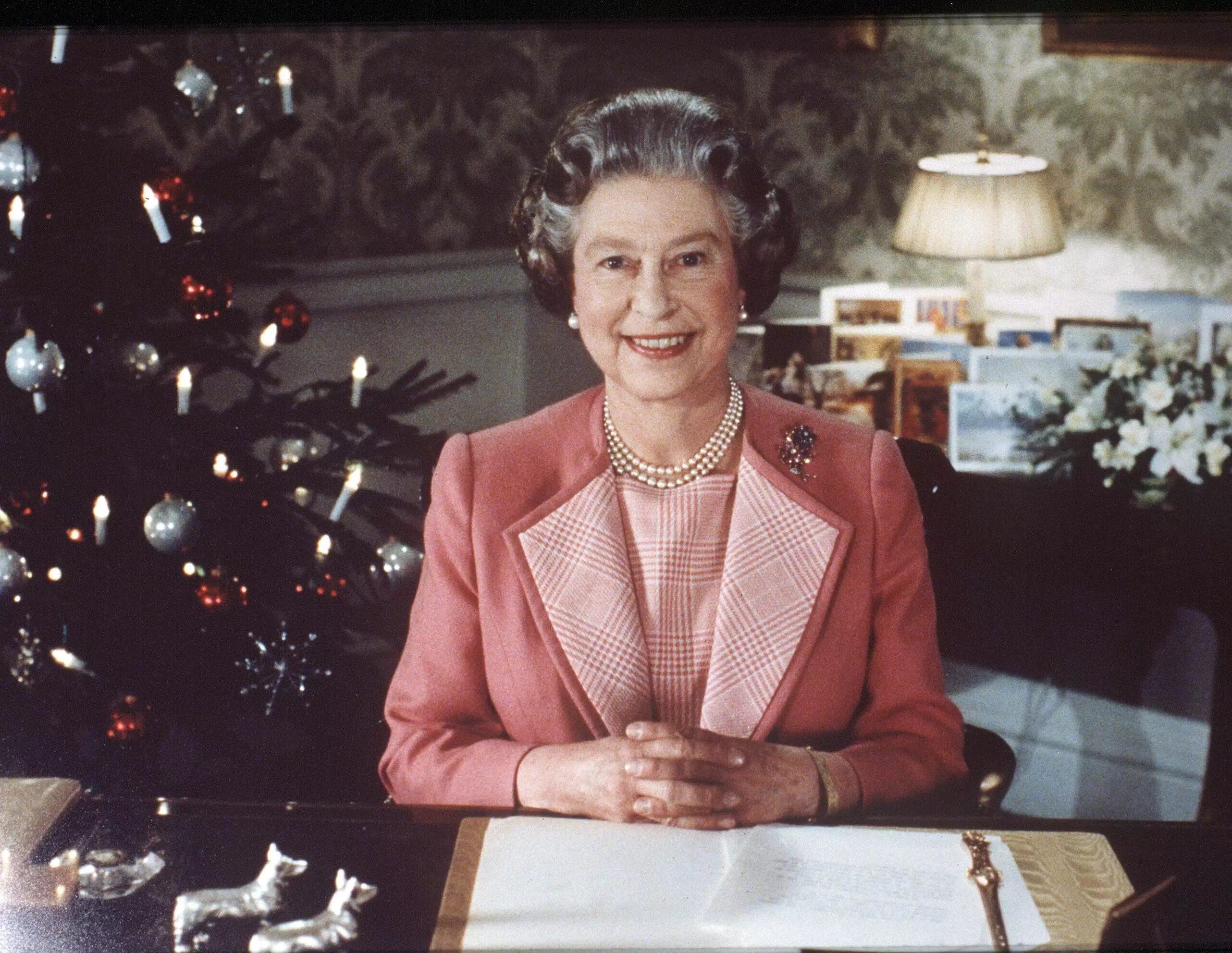 queen-elizabeth-christmas-speech-looks02