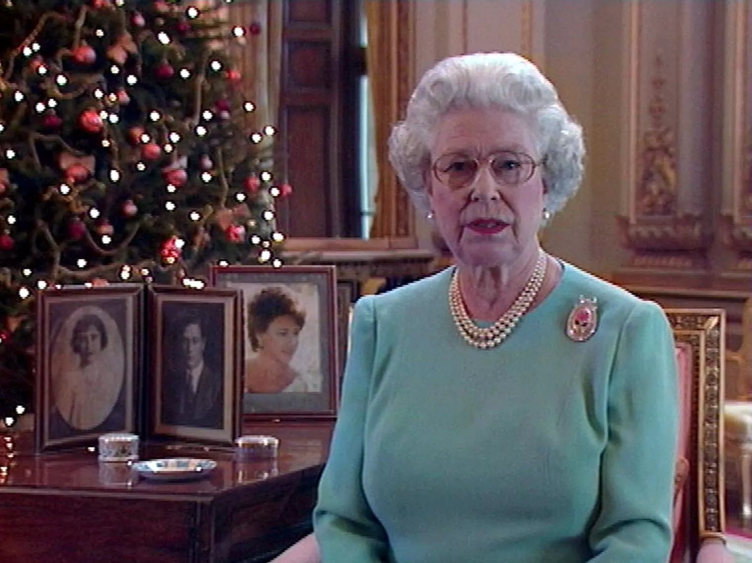 queen-elizabeth-christmas-speech-looks02