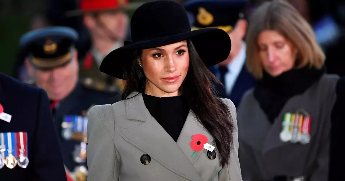 Nanao fety i Meghan Markle hividianana akanjo mpamorona (tatitra)