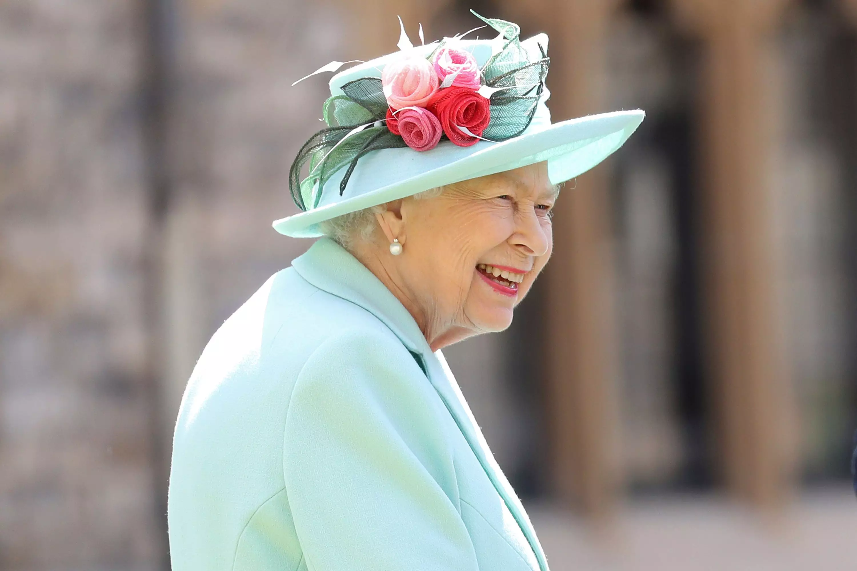Kuninganna Elizabeth kannab sinakat mütsi ja ülikonda