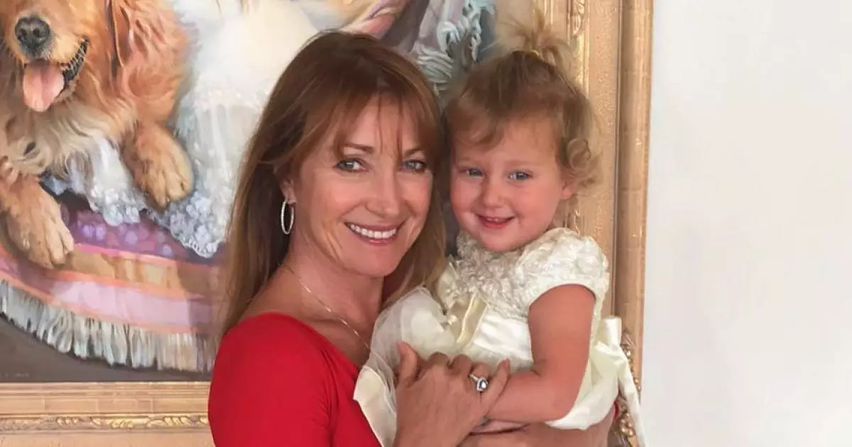 Jane Seymour 'ในที่สุด' รวมตัวกับ Grandkids ท่ามกลาง Coronavirus: Photo