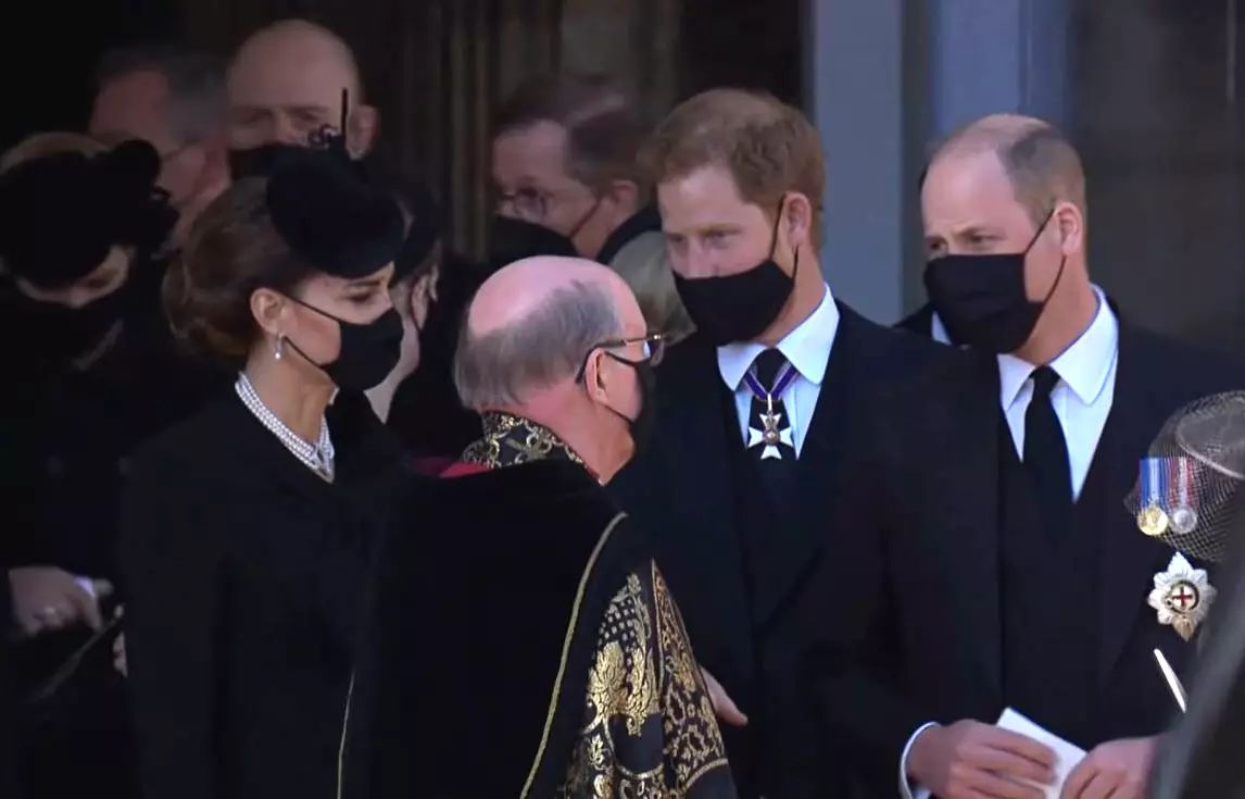Принц Хари разговаря с принц Уилям, херцогиня Кейт след погребението на принц Филипс