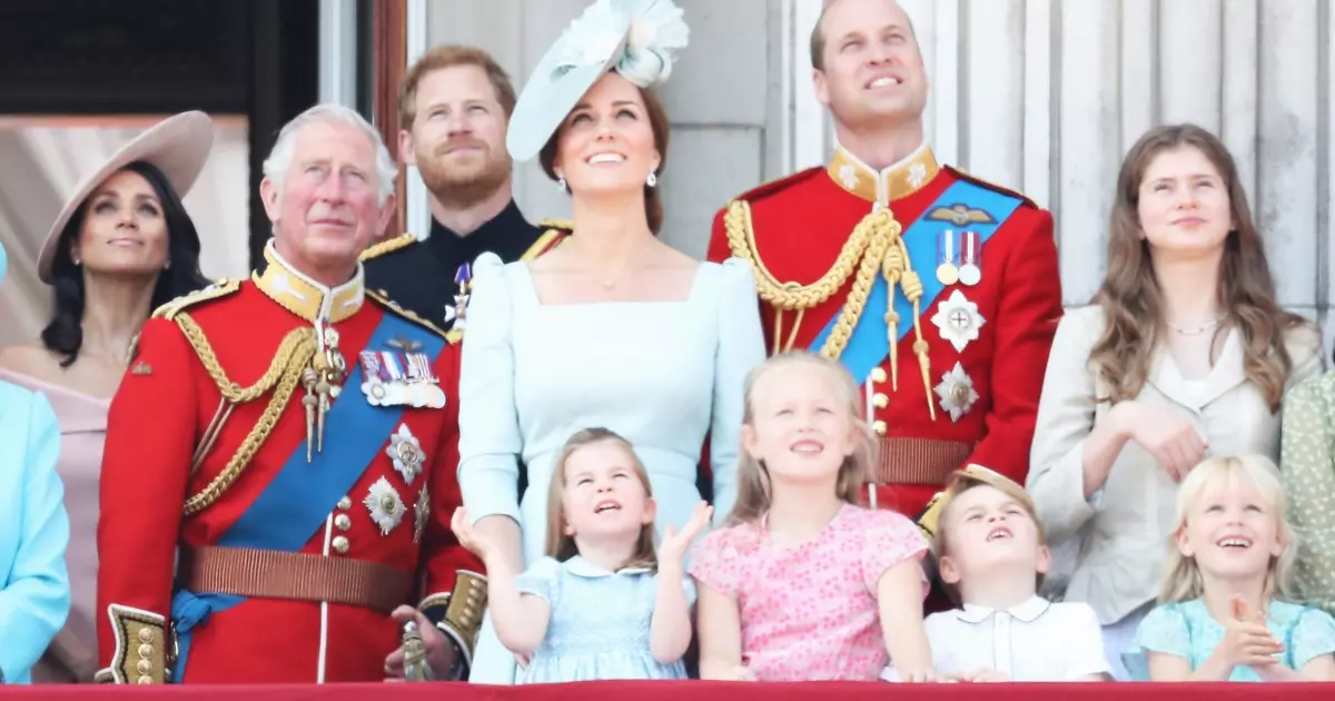 Кейт Миддлтон поймала принцессу Шарлотту после того, как она споткнулась на Trooping the Color