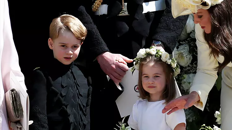 Cairteacha Suíocháin an Teaghlaigh Ríoga: Na Rialacha Deir nach mór do George agus Charlotte Suí ag Bord na bPáistí!