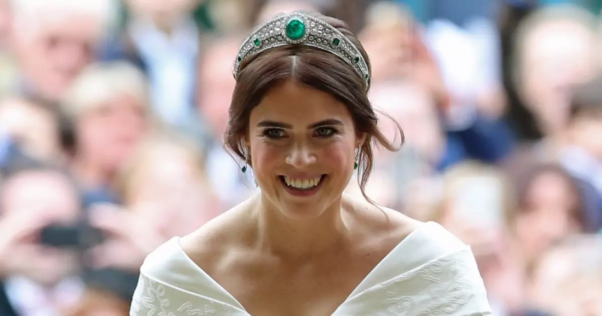 Chaith an Bhanphrionsa Eugenie Tiara Ó Bhailiúchán na Banríona Eilís ag Bainise Ríoga