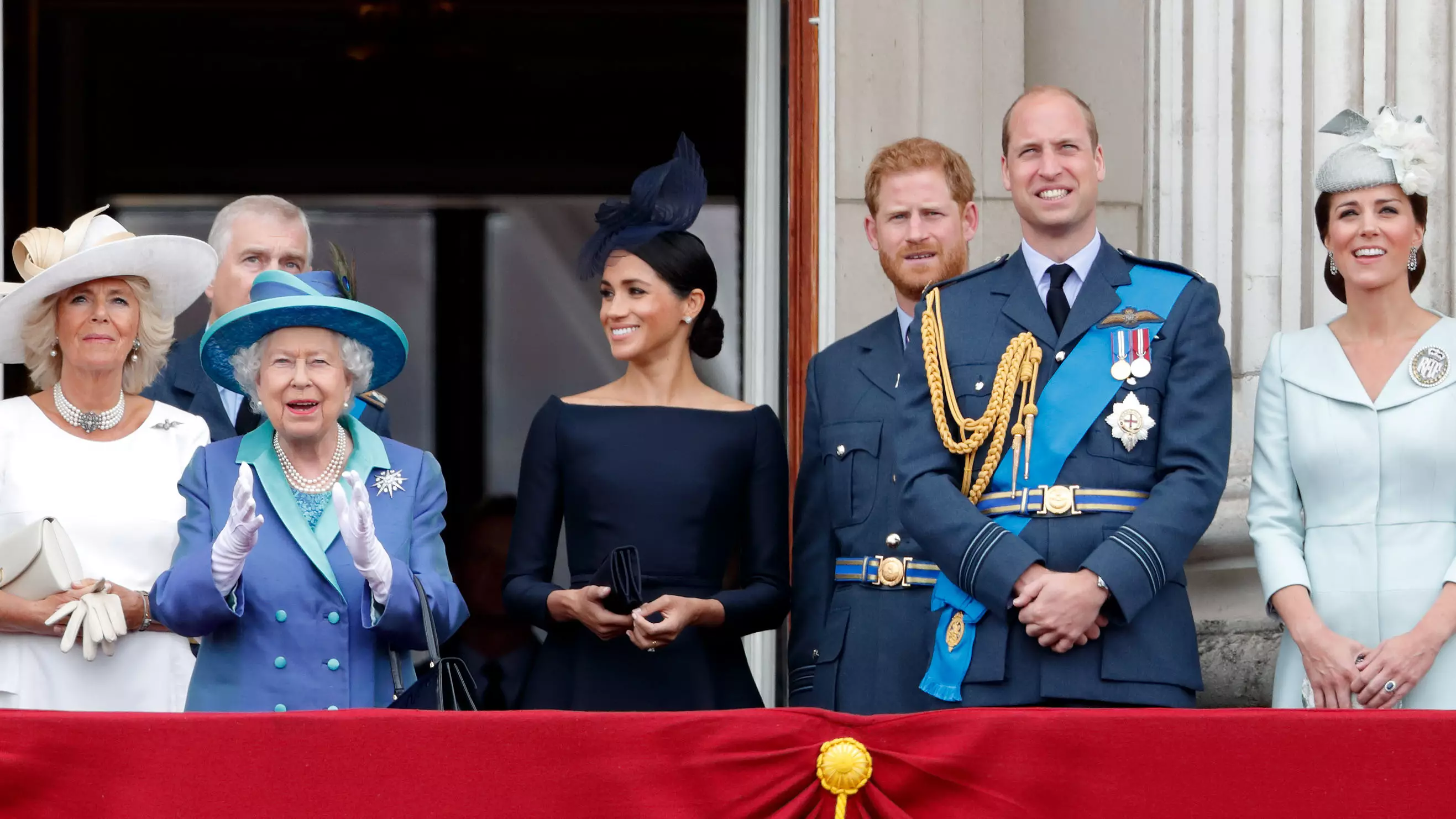 Pourquoi-les-Royals-portent-des-chapeaux