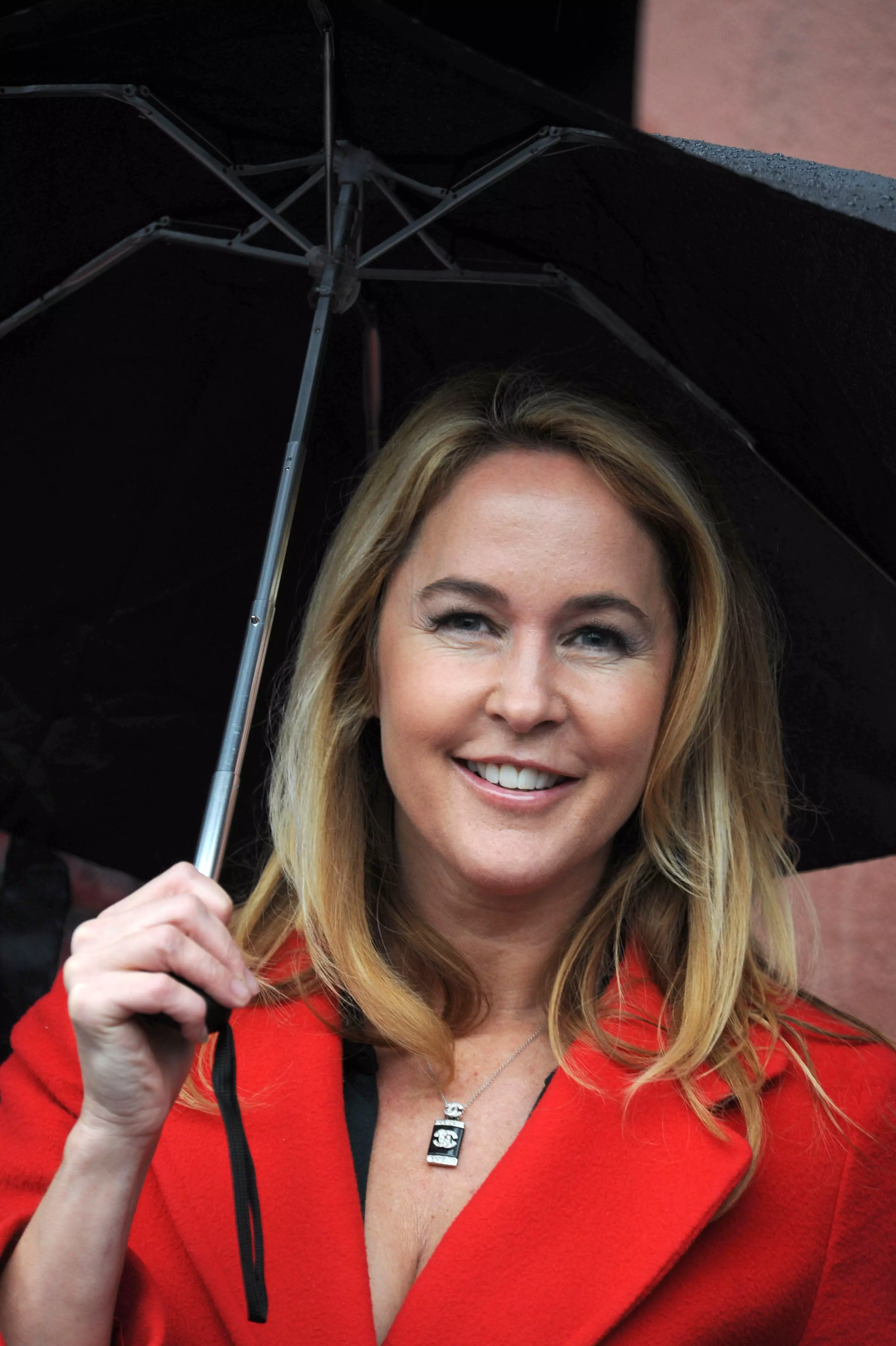 erin-murphy-with-umbrella