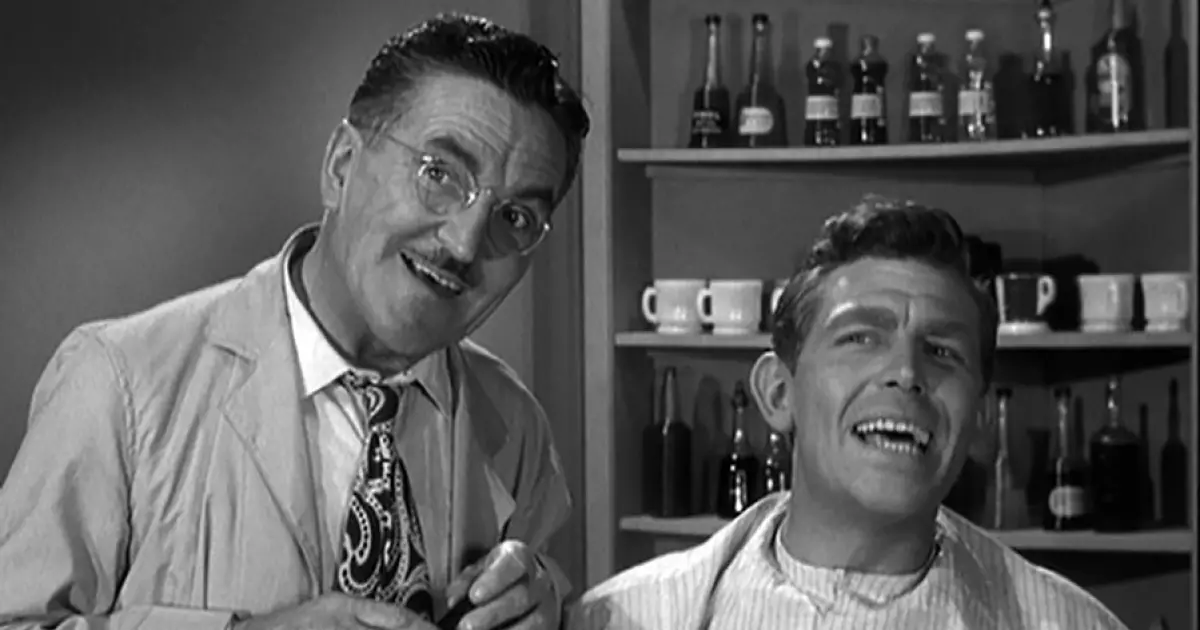 Li vir çi bi Floyd the Barber ji 'The Andy Griffith Show' hat