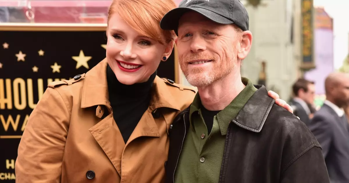 Ron Howard Yakiriye Urugendo rwamamare rwa Hollywood hamwe numukobwa Bryce Dallas Howard kuruhande rwe - Hafi ya buri cyumweru