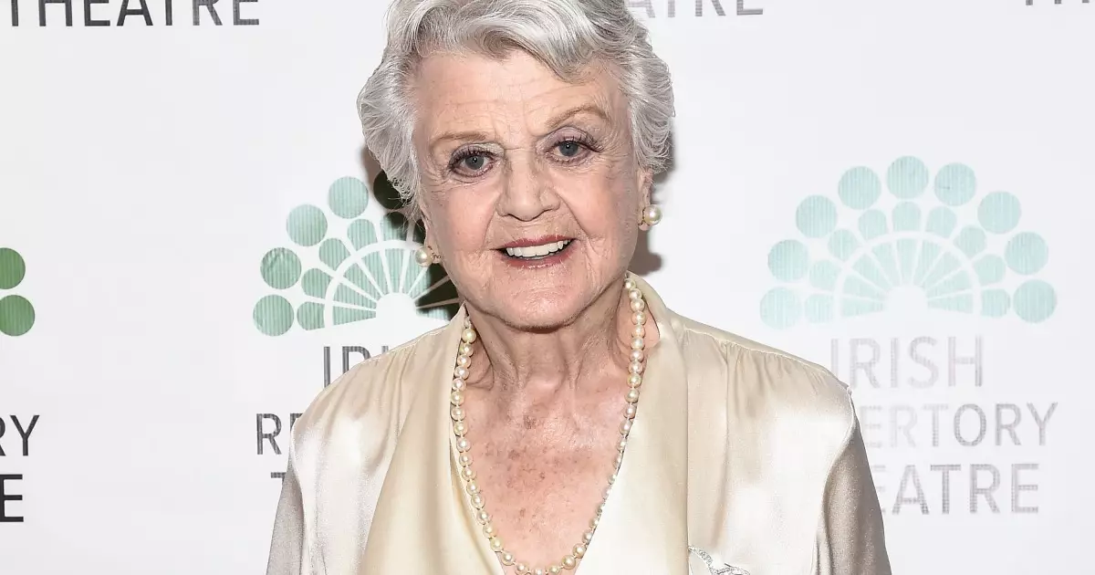 Angela Lansbury Gushes kubyerekeye uruhare rwe rushya mubagore bato