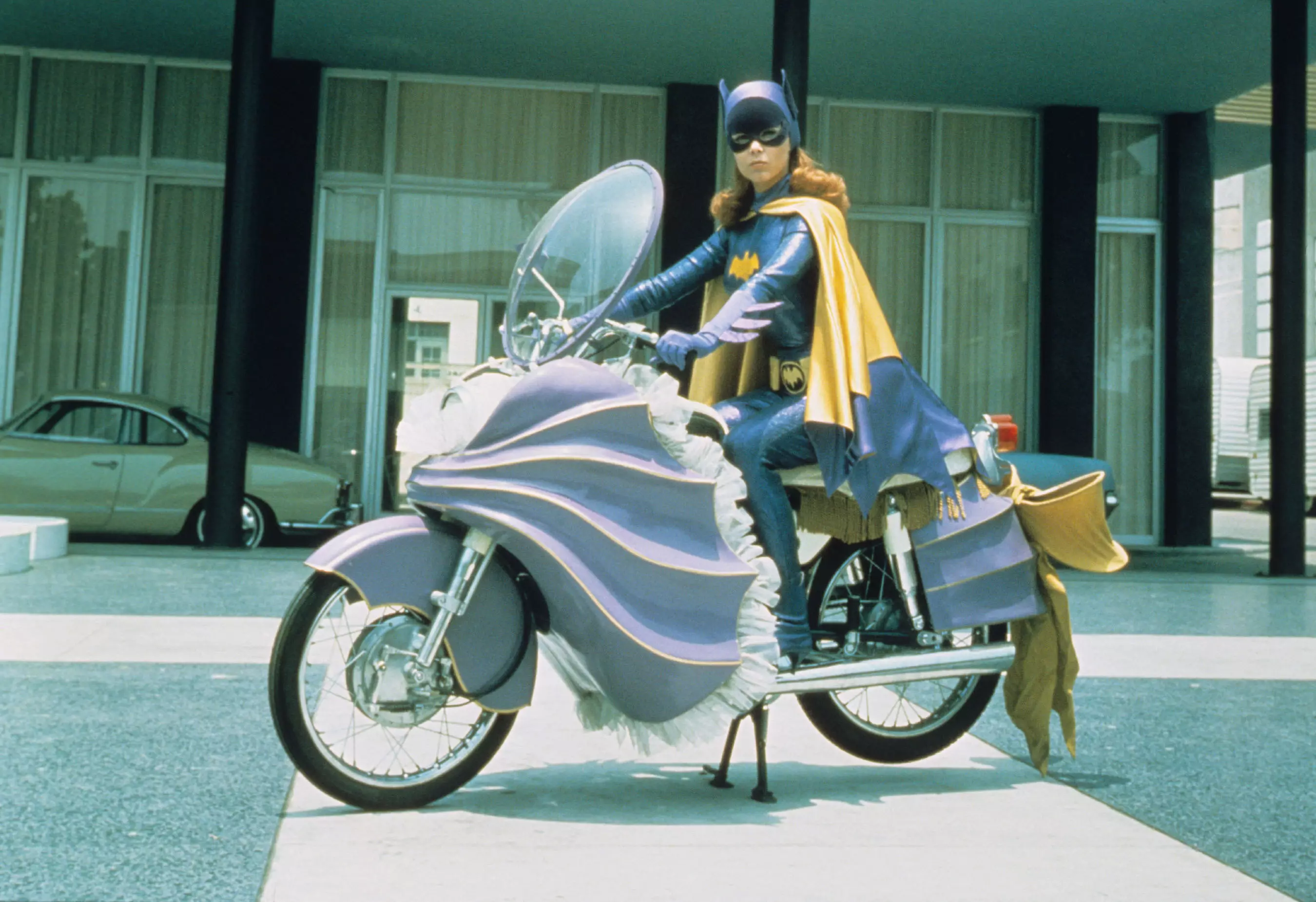 batgirl-në-motoçikletë-yvonne-craig