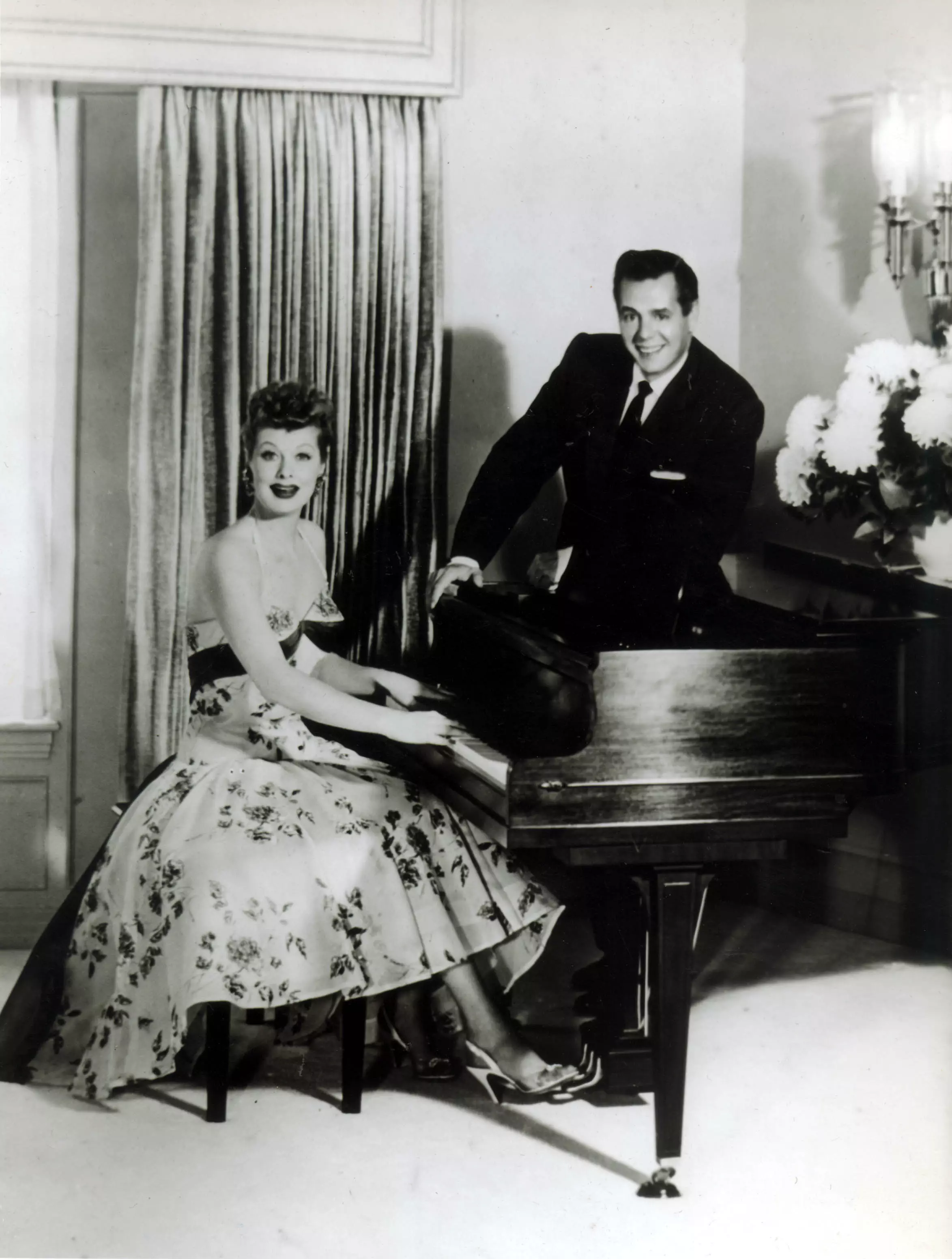 desi-arnaz-and-lucille-ball-at-home-3