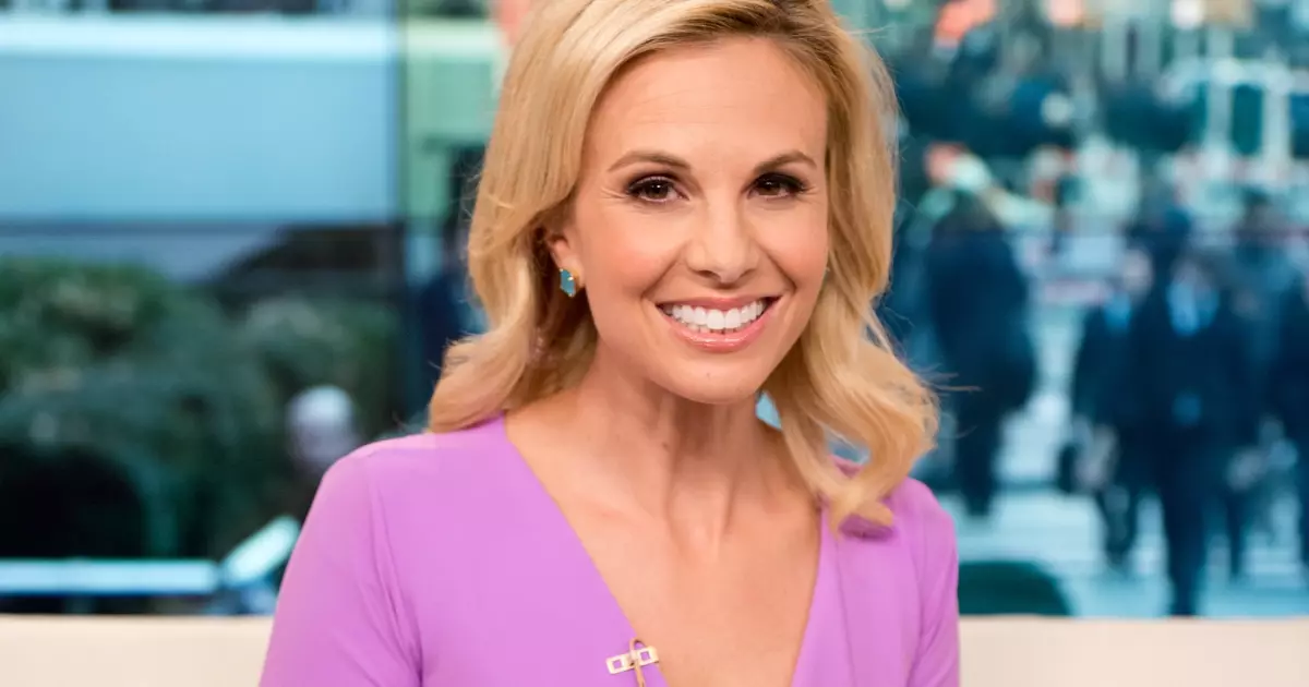 Maxay Elisabeth Hasselbeck samaynaysaa hadda? The View Alum Left TV ee 2015