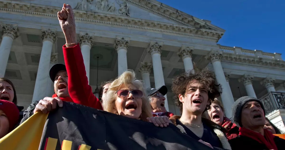 Jane Fonda és una "àvia orgullosa" mentre protesta amb els néts